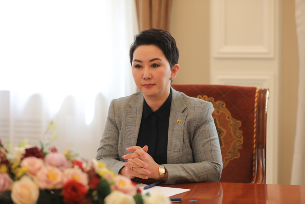 ХҮНИЙ ЭРХИЙН ҮНДЭСНИЙ КОМИССЫН ГИШҮҮДИЙГ ХҮЛЭЭН АВЧ УУЛЗАВ