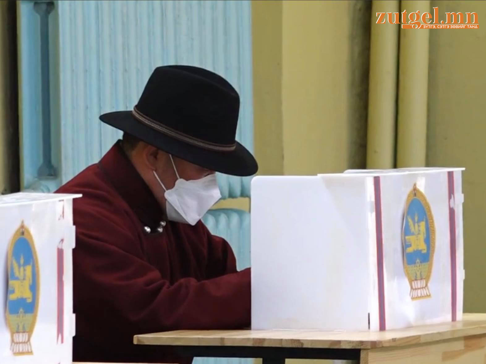 Монгол Улсын Ерөнхийлөгч Х Баттулга саналаа өгч байна